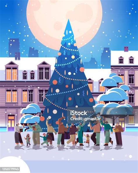 산타 모자를 쓴 사람들은 도시 거리의 전나무 근처에서 새해 크리스마스 휴가를 축하하는 선물과 샴페인을 들고 있습니다 야외에 대한 스톡 벡터 아트 및 기타 이미지 Istock