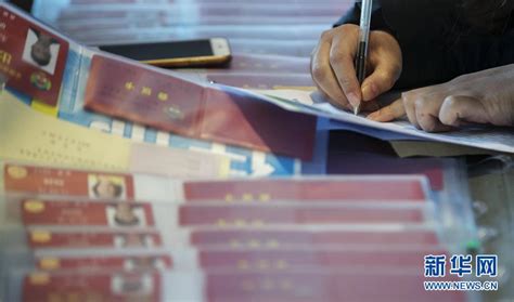参加全国政协十二届五次会议的委员陆续抵达驻地
