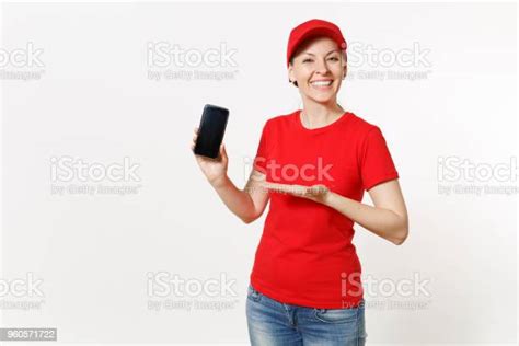 흰색 배경에 고립 된 빨간 유니폼에 배달 여자 빈 빈 화면으로 카메라 휴대 전화에서 택배 또는 딜러 게재로 모자 티셔츠 청바지에