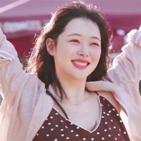 Fx雪莉逝世一週年紀錄片公開！媽媽首度現身、少時tiffany淚崩，生前未公開採訪：「我做錯了什麼？」