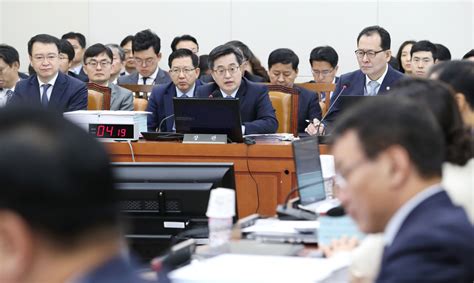 2019 예산전쟁 기재부 예산 세입 14조‧세출 298억 감액