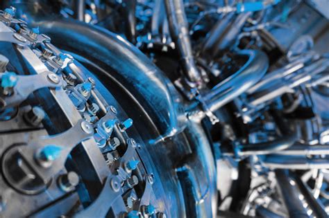 전기를 생산하기 위한 가스 터빈 엔진의 상세한 보기는 볼트 연결 설계와 외부에 놓인 파이프를 보여줍니다 0명에 대한 스톡 사진 및 기타 이미지 Istock