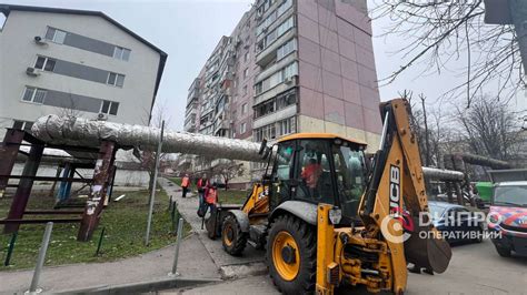 Вибиті вікна пошкоджений дах у Дніпрі комунальники ліквідовують наслідки нічної атаки на місто
