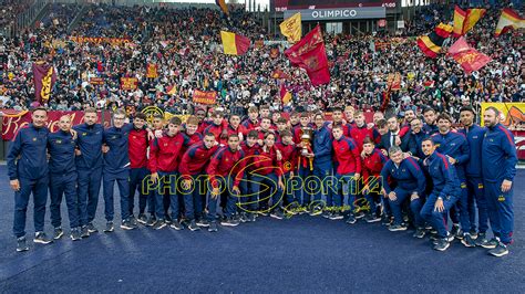 Passerella D Onore Per La Roma Primavera All Olimpico Con La Coppa