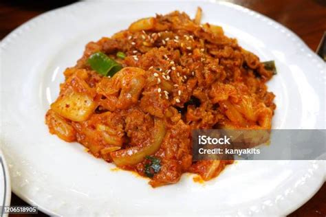 돼지고기와 야채를 곁들인 김치 볶음 흰 접시에 참깨 뿌리기 0명에 대한 스톡 사진 및 기타 이미지 0명 건강한 생활방식