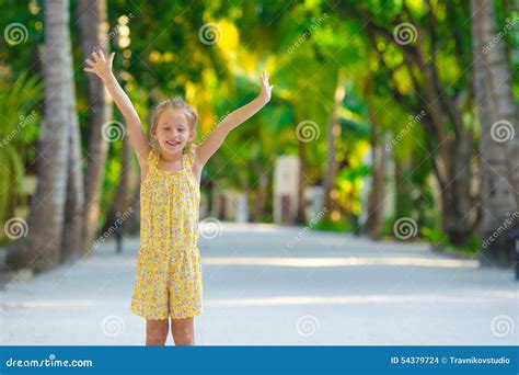 Petite Fille Adorable Pendant Des Vacances De Plage Ayant Photo Stock