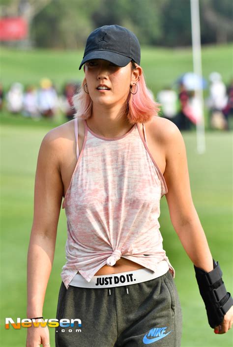 포토엔hd 미셸위 ‘배꼽 보여주는 독특한 사복 패션 손에 잡히는 뉴스 눈에 보이는 뉴스 뉴스엔
