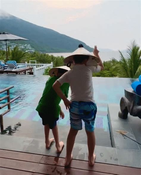 林志颖带着家人去旅行！双胞胎儿子海边玩水超开心 搜狐大视野 搜狐新闻
