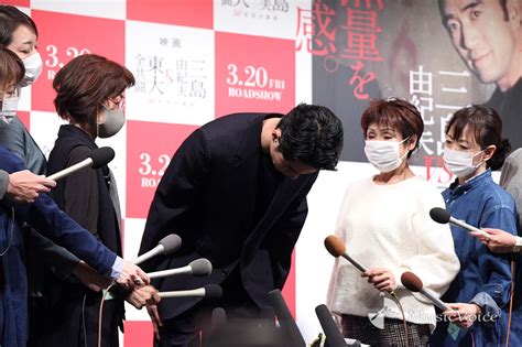 その後行われた謝罪会見で深々と頭を下げる東出昌大