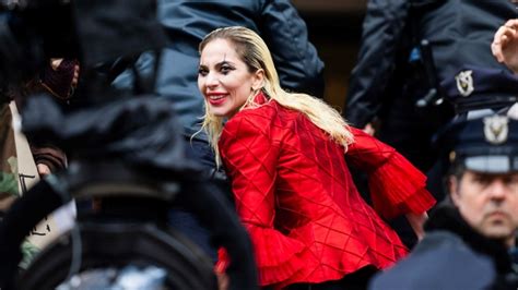Lady Gaga Looks Defiant As Harley Quinn While Filming Joker Sequel See The Pics Wusa