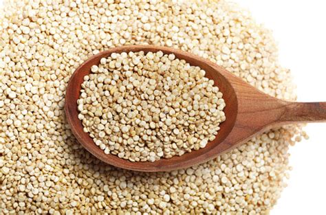 흰색 배경에 나무 숟가락 근접 촬영에 원시 유기 Superfood 글루텐 무료 노아 씨 건강한 생활방식에 대한 스톡 사진 및