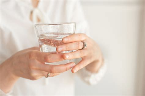 여성의 손이 맑은 물 유리를 들고 손에 든 깨끗 한 미네랄 워터 건강 음료 감기와 독감에 대한 스톡 사진 및 기타 이미지