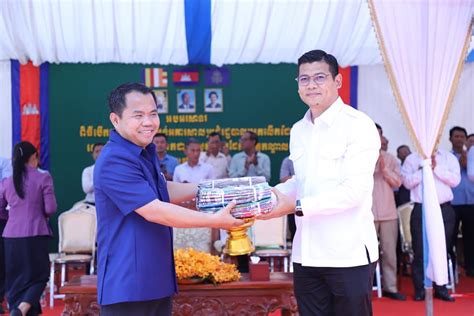 អភិបាលខេត្តកណ្ដាល៖ ស្នើឱ្យអាជ្ញាធរស្រុកលើកដែក ផ្តល់សេវារដ្ឋបាល និងសេវាសាធារណៈនានា ជូនប្រជាពលរដ្ឋ