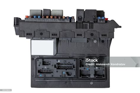 흰색 절연 배경에 금속 요소가있는 플라스틱 자동차 엔진 제어 장치는 다양한 서브 시스템 장치 및 어셈블리의 연결 센터입니다 자동차 서비스 수리를 위한 예비 부품 0명에 대한