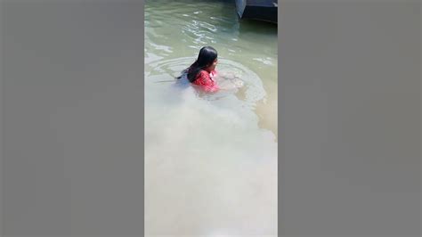 গোপুসোনারা গঙ্গায় স্নান করছে গায়ে গঙ্গার মাটি মেখে। Youtube
