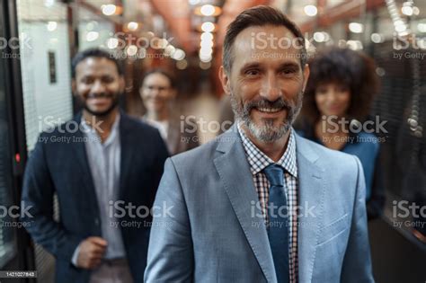 동료 배경에 현대 사무실에 서있는 성숙한 사업가의 초상화 20 24세에 대한 스톡 사진 및 기타 이미지 20 24세 30