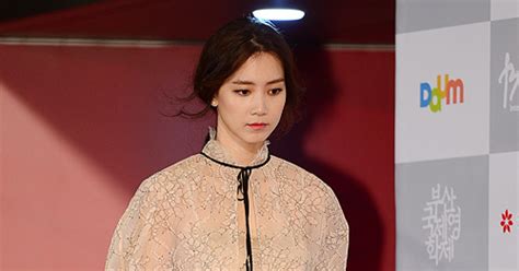 포토 신현빈 빈티지 스타일 드레스 입고 부산 찾았어요