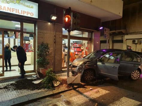 Messina Due Auto Si Scontrano In Via La Farina E Rischiano Di Finire