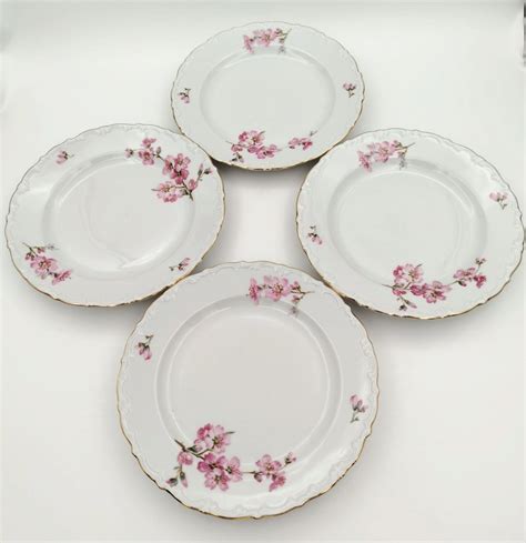 Набор из 4 х десертных тарелок украшенных изображениями цветущей вишни фарфор золочение