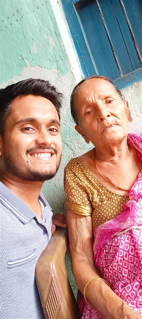 Ye Meri Zindgi Ki Khani Likhne Wali Kalam Hai Jiske Ruk Jane Se Waqt Ka