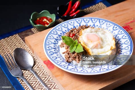 태국 식품 컨셉 카오 패드 크라포우 쌀과 다진 쇠고기 태국 성 바질 볶음 요리에 계란 튀김에 태국 스타일의 세라믹 접시에 복사