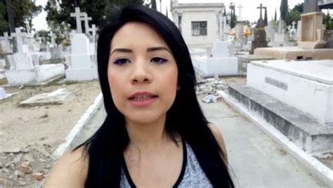 Actriz Porno Mexicana Graba Un Vídeo Sexual Sobre Una Tumba Del
