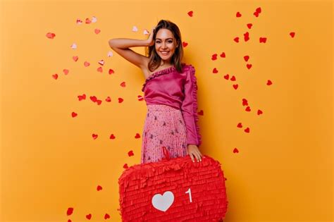 Joyeuse Jeune Fille En Robe Rose Bénéficiant Des Réseaux Sociaux