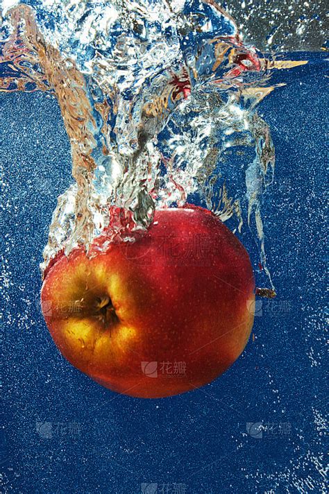 落在水里的红苹果