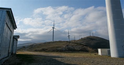 배경에 풍력 터빈이 있는 풍력 발전 단지 사진 Unsplash의 터빈 이미지