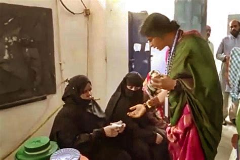 Hyderabad Bjp Candidate Madhavi Latha Booked For Asking Burqa Clad