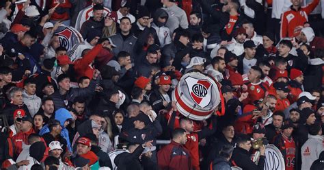 La Hinchada De River Disconforme En El Primer Tiempo Del Movete A