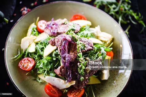 캐러멜화된 양파와 신선한 야채를 곁들인 구운 소고기 샐러드 고기에 대한 스톡 사진 및 기타 이미지 고기 구이 굽기 Istock