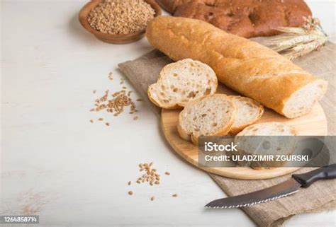 흰색 나무 배경에 신선한 구운 빵의 다른 종류와 슬라이스 빵 측면 보기 클로즈업 복사 공간 갈색에 대한 스톡 사진 및 기타