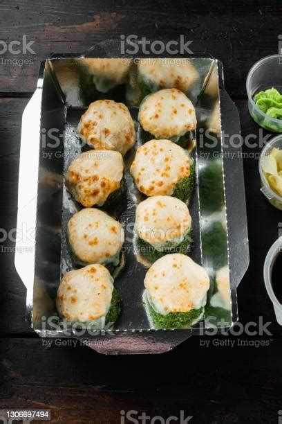오래된 어두운 나무 테이블 배경에 일회용 상자에 맛있는 초밥 롤 0명에 대한 스톡 사진 및 기타 이미지 0명 개체 그룹