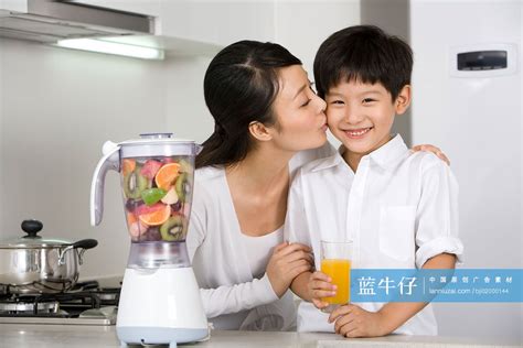母子在厨房喝鲜榨果汁 蓝牛仔影像 中国原创广告影像素材