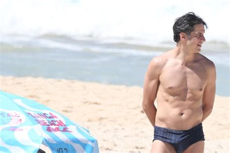 Mateus Solano Curte Praia E Aproveita Para Mandar Recado Inusitado Em