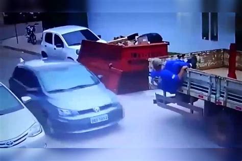 男子在货车上清理货物，监控拍下了生死一瞬间！监控货物货车