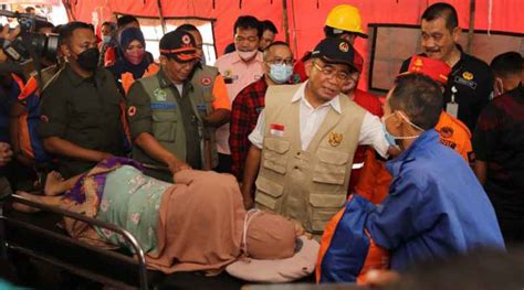 Gempa Cianjur Banyak Korban Cianjur Patah Tulang Menko PMK Telepon