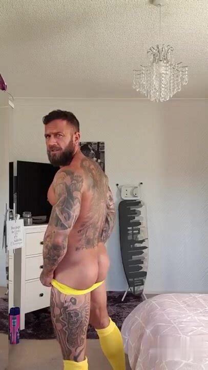 Sexy Verbal British Muscle Bull