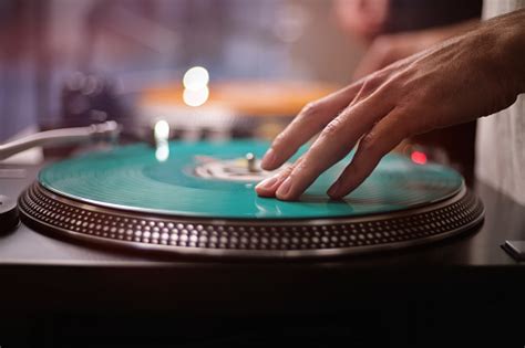 턴테이블에 비닐 레코드를 긁는 Dj의 손 힙합 콘서트의 전문 디스크 자키 오디오 장비 축음기에 대한 스톡 사진 및 기타 이미지