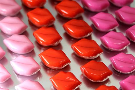 三宅正晃御菓子司 紅谷三宅 on Twitter キスの日なので恒例の唇和菓子です 来月販売できたらと思っています https t
