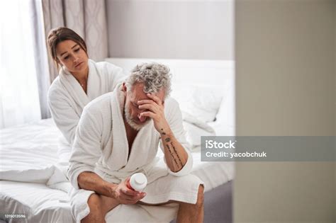 성인 백인 잘 생긴 남성 보유 알 약 항아리 와 접촉 머리 에 방 실내 35 39세에 대한 스톡 사진 및 기타 이미지 35 39세 45 49세 감기와 독감 Istock