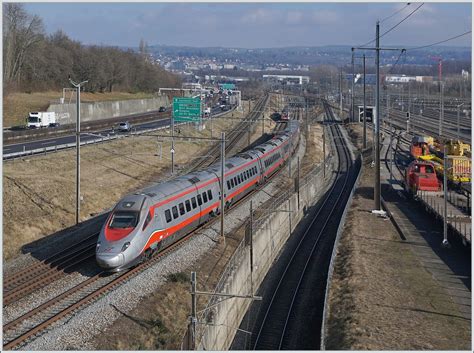 Der Fs Trenitalia Etr 610 003 Fährt Kurz Vor Denges Ecahndens Am