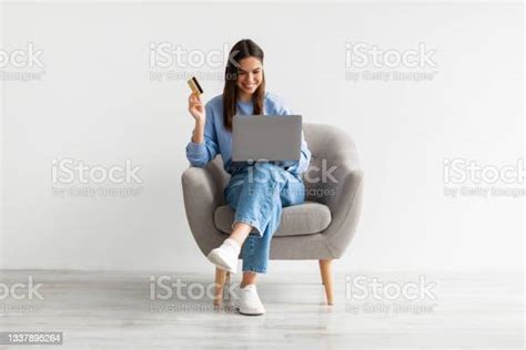 온라인 쇼핑 전자 상거래 원격 뱅킹 노트북과 신용 카드와 안락 의자에 앉아 젊은 여자 웹에서 구입 신용 카드에 대한 스톡 사진 및 기타 이미지 Istock
