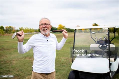골프 코스에서 골프를 치고 야외에서 자유 시간을 즐기는 활동적인 노인의 초상화 골프에 대한 스톡 사진 및 기타 이미지 골프 놀기 노인 Istock