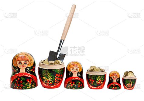 三个装满硬币的俄罗斯套娃