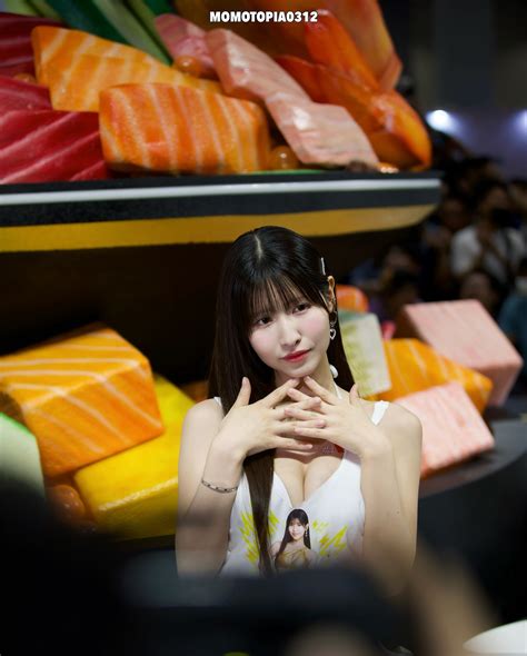 Momo Sakura 桜空もも International Fan Account | this momo back view got me in a chokehold 🥲 . . #桜空 ...