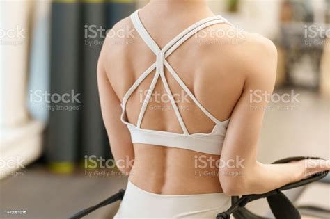 흰색 요가 정장을 입은 필라테스 강사 아름다운 젊은 아시아 여성 Pranayama에 대한 스톡 사진 및 기타 이미지