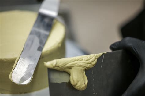 주걱과 스크레이퍼를 사용하는 데코레이터 스무딩 그린 피스타치오 버터 크림 젖빛 케이크 거품 내기에 대한 스톡 사진 및 기타 이미지 거품 내기 기술 꽃 식물 Istock