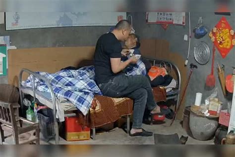 奶奶有3儿2女仍坚持独居，凌晨起床头着地摔倒令人心疼，孙子做法暖心着地孙子奶奶